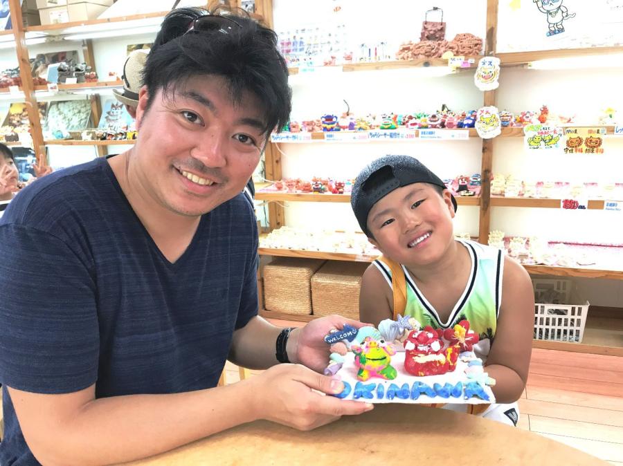 子供たちも夢中になって沖縄アート体験 美ら風株式会社ハッピー 沖縄 体験で旅をハッピーに